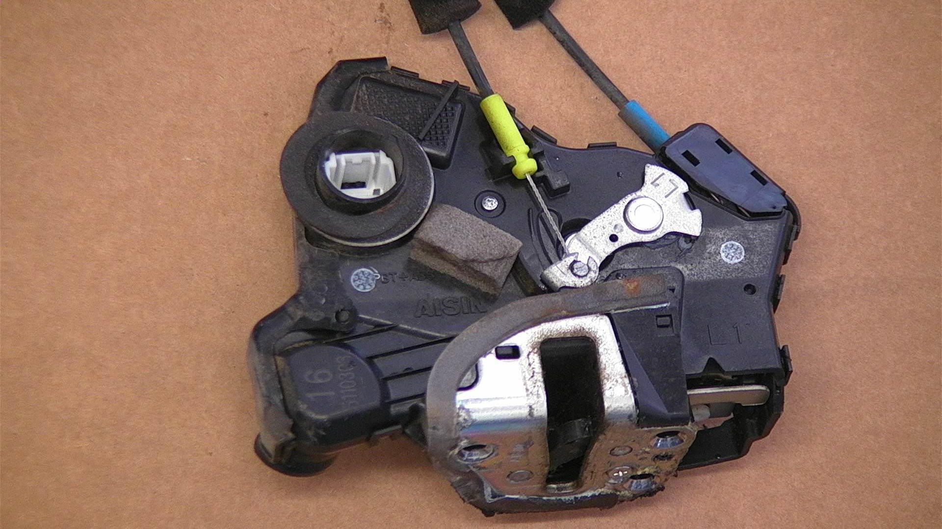 69040-33231 : Dørlås - Autoparts24