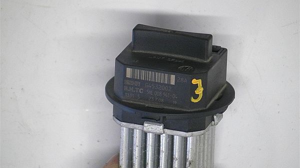 5HL008941-04 : Kachel weerstand - Autoparts24