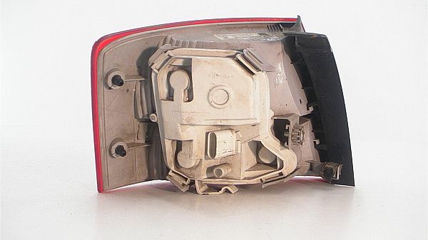 8E9-945-096-E : Baglygte og Baklygte - Autoparts24