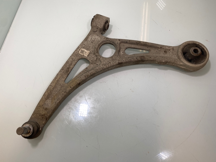 54500-E6100 : Bærearm forrest nederst - Autoparts24