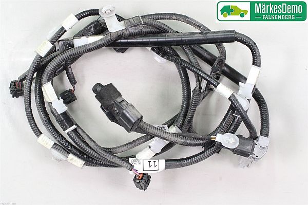 8934858130 : Parkeringssensor bag og Ledningsnet - komplet - Autoparts24