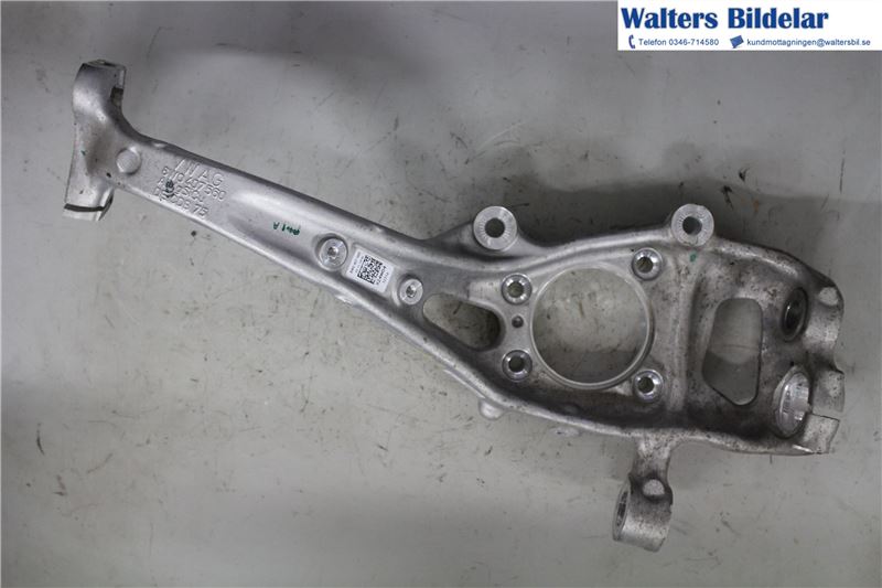 8W0407560 : Asschenkel / Wielnaaf voor - Autoparts24