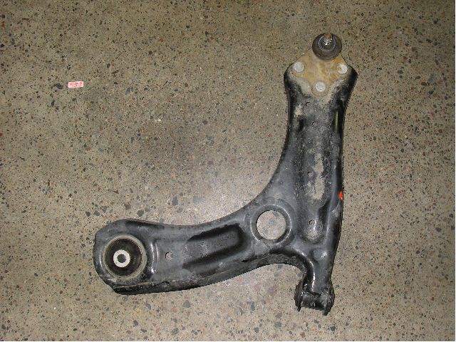 6R0-407-151 : Bærearm forrest nederst - Autoparts24