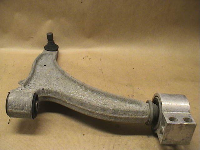 13360018 : Bærearm forrest nederst - Autoparts24