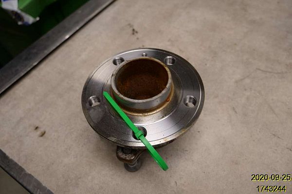 32331434 : Radnabe hinten und Radnabe vorn links und rechts gleich ...