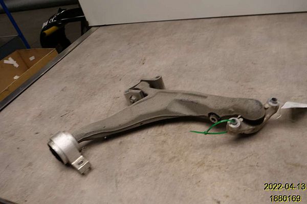 32246810 : Bærearm forrest nederst - Autoparts24