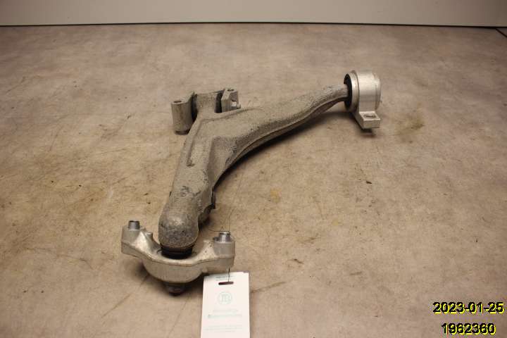 32381882 : Bærearm forrest nederst - Autoparts24