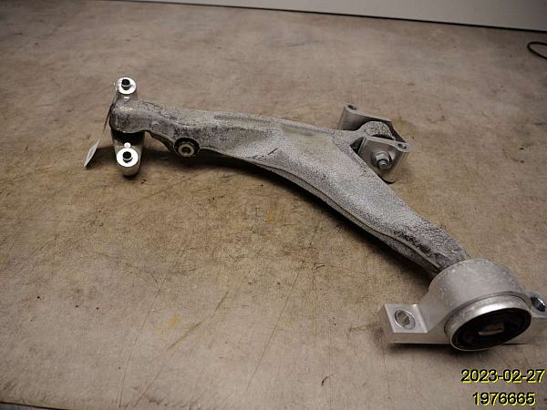 32381882 : Bærearm forrest nederst - Autoparts24