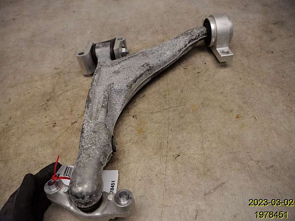 32381882 : Bærearm forrest nederst - Autoparts24