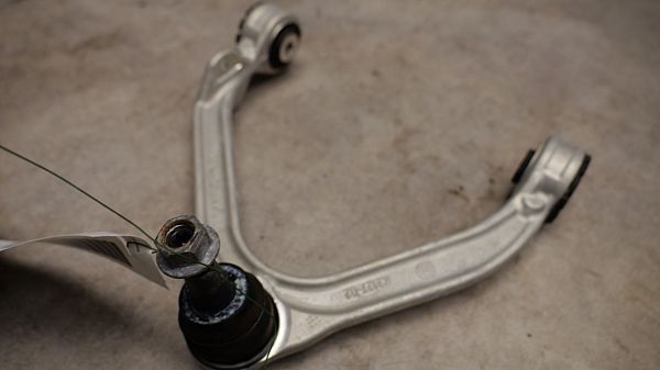 32395246 : Bærearm forrest øverst - Autoparts24