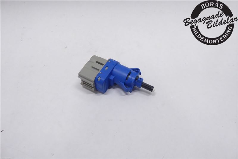 8T4T-9G854-AA : Bremselyskontakt og Kontakt - diverse - Autoparts24