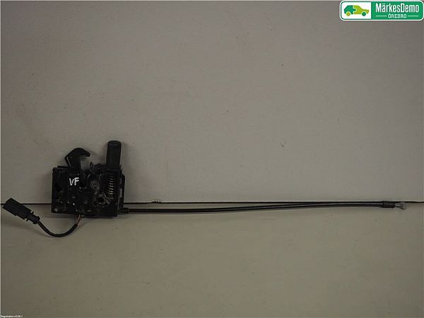 3V0823509B : Motorkap slot - Autoparts24