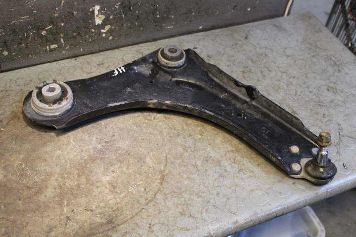 545008682R : Draagarm lvoor onder - Autoparts24