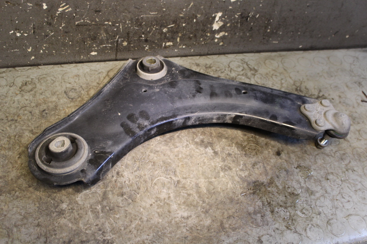 545018194R : Bærearm forrest nederst - Autoparts24