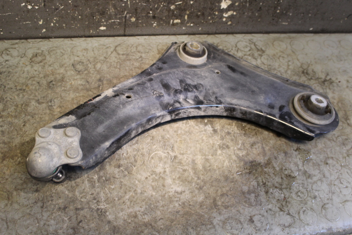 545008682R : Draagarm lvoor onder - Autoparts24