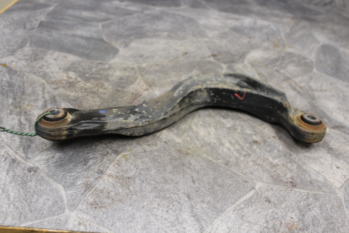 31406735 : Bærearm - bagerst øverst og Bærearm bag - Autoparts24