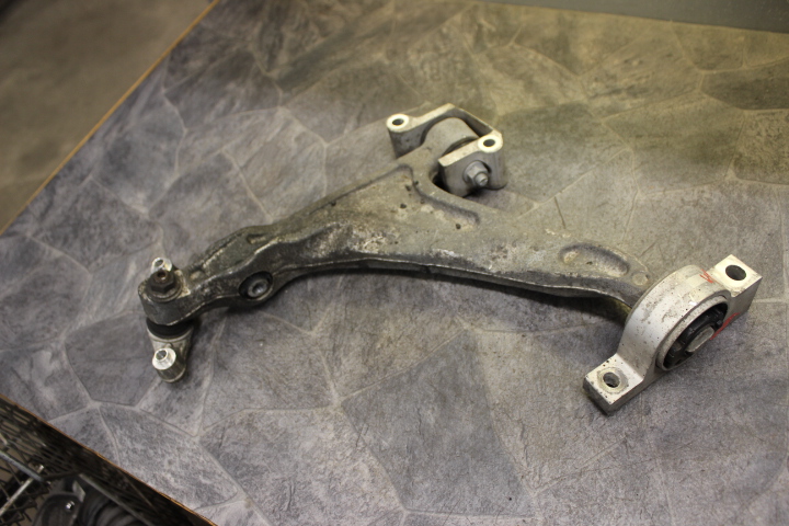 32370927 : Querlenker vorne unten und Querlenker vorne oben - Autoparts24