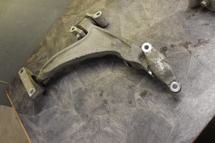 32370927 : Draagarm lvoor onder en Draagarm voor boven - Autoparts24