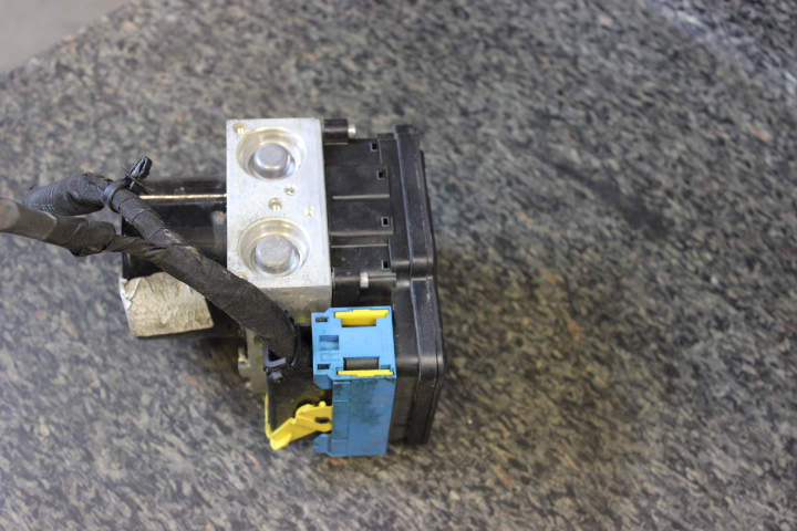 476608933R : ABS pomp - Autoparts24