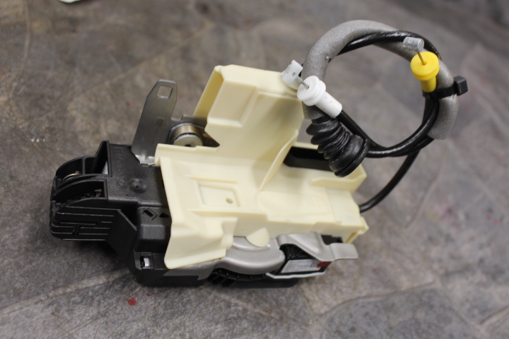 32131412 : Zentralverriegelung und Türschloss - Autoparts24