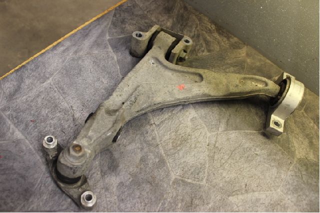 32370927 : Draagarm lvoor onder en Draagarm voor boven - Autoparts24