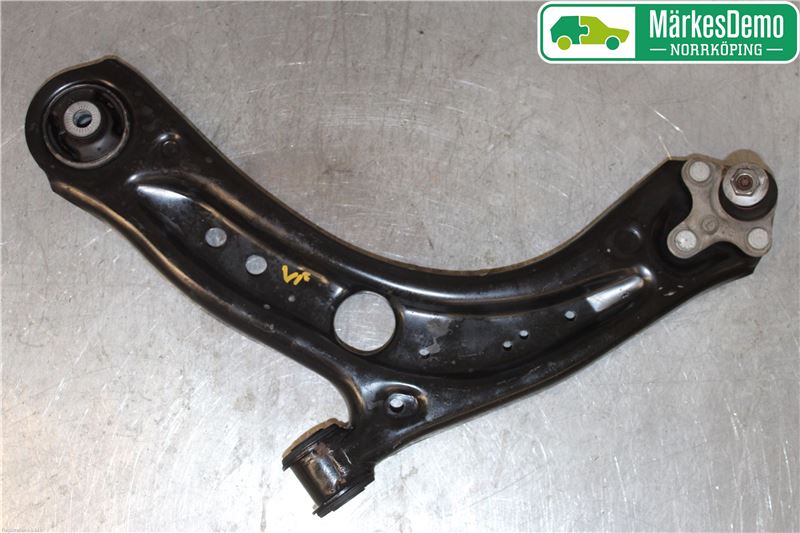 5Q0-407-151 : Bærearm forrest nederst - Autoparts24