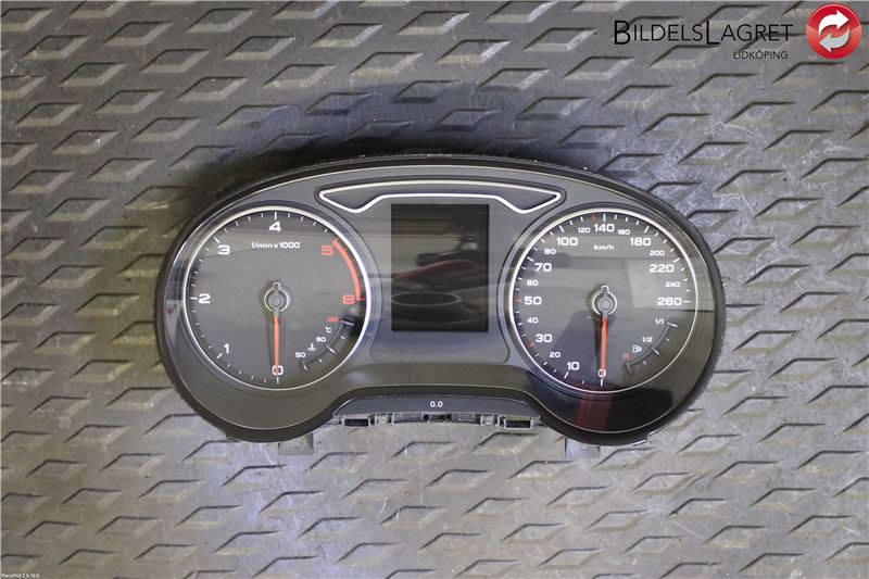 8V0920871A : Instrumentbræt - Autoparts24