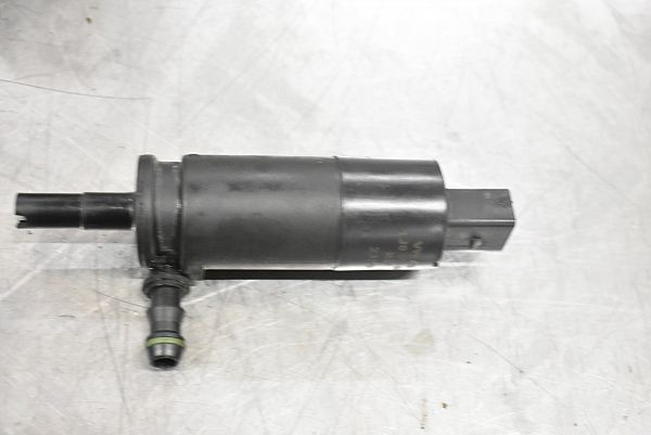 1j0955681 : Ruitensproeier pomp / motor - Autoparts24