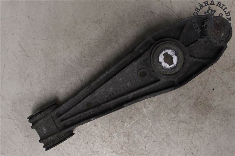 99734105303 : Bærearm forrest nederst - Autoparts24